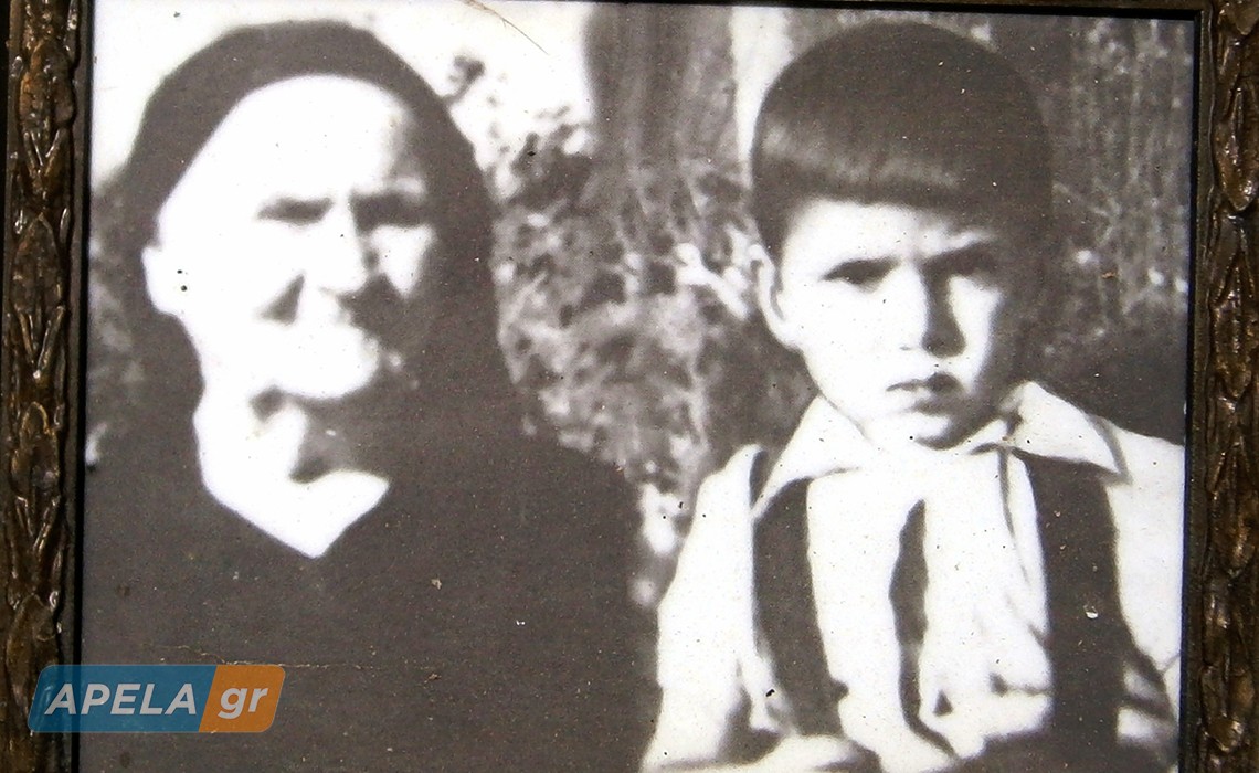 Η γιαγιά Κωνσταντίνα και το εγγόνι της ο Χαράλαμπος | ΛΑΚΩΝΙΑ ...
