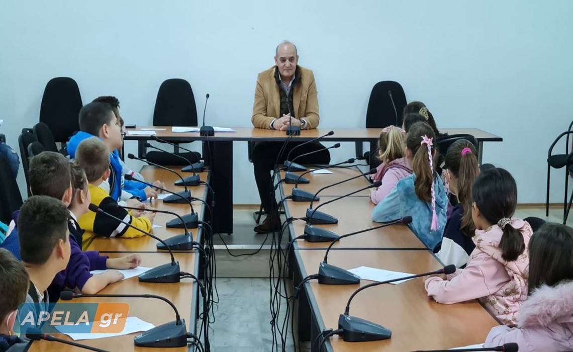 Μαθητές του 2ου Δημοτικού Σχολείου Σκάλας, «ανάκριναν» τον Δήμο Βέρδο ...