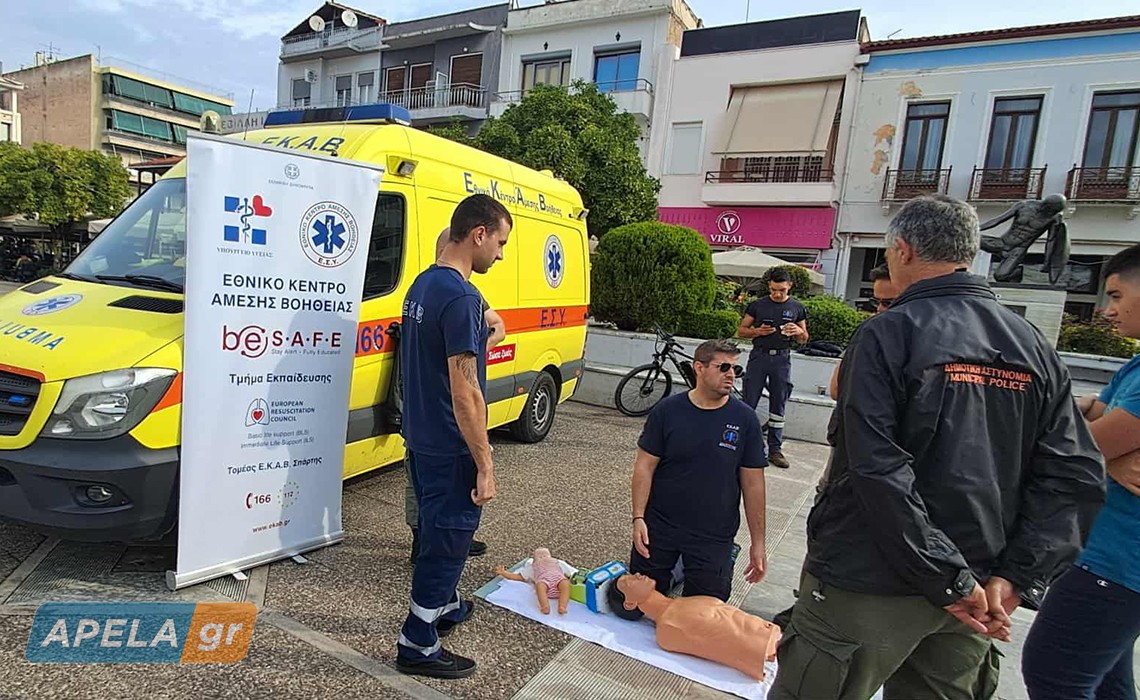 Εκπαίδευση σε ΚΑΡΠΑ και χρήση απινιδωτή από το ΕΚΑΒ στην κεντρική ...