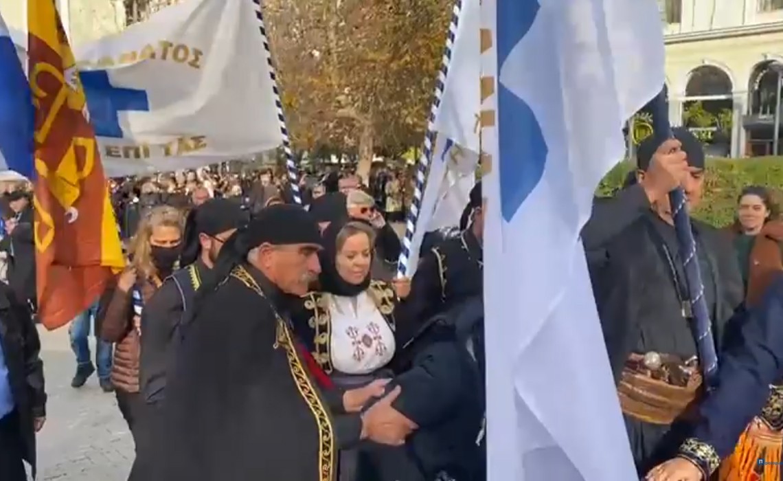 Δεκάδες Μανιάτες στην κηδεία του τέως με συνθήματα «Μπράβο ρε κορώνα ...