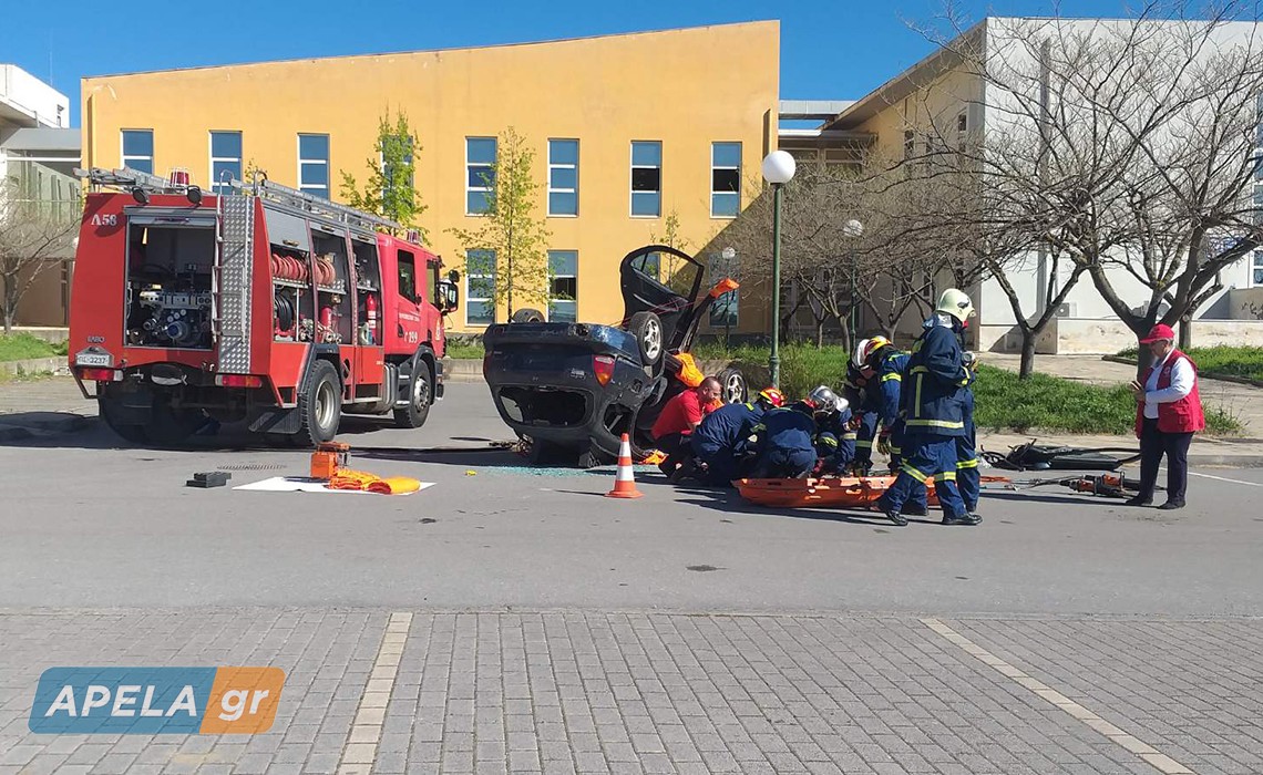 «Απεγκλωβισμός» ανθρώπων από ανατροπή οχήματος έξω από το Διοικητήριο ...